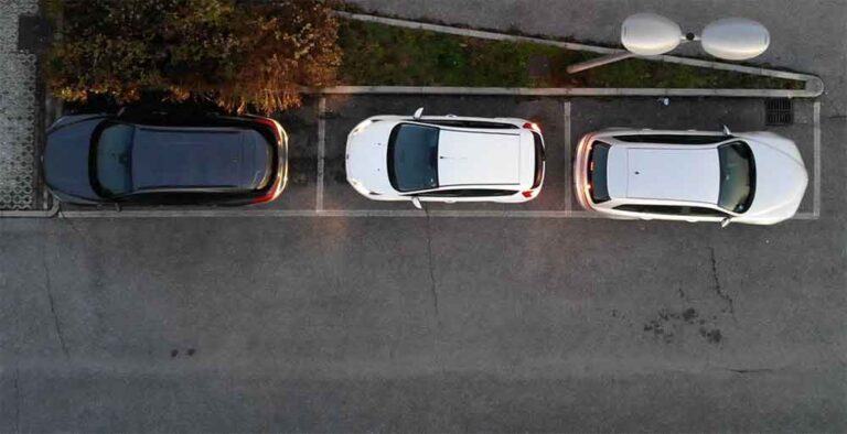 Parcheggio a S in retromarcia: come si fa, trucchi e consigli - Portale ...
